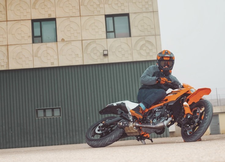 KTM Reveals 2025 125 and 390 SMC R Supermotos | Visordown