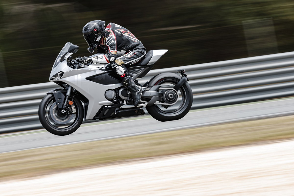 Norton Manx R makes Isle of Man TT debut as part of major partnership ...